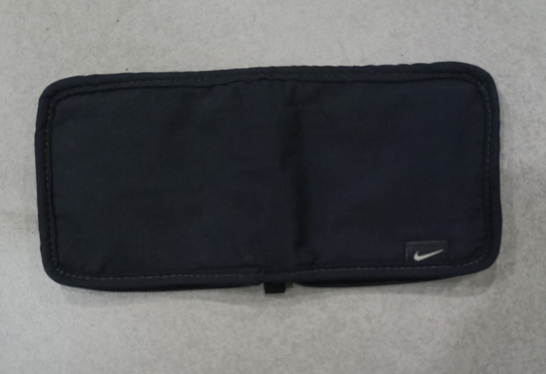 VINTAGE nike wallet, Men's Fashion, Activewear on Carousell