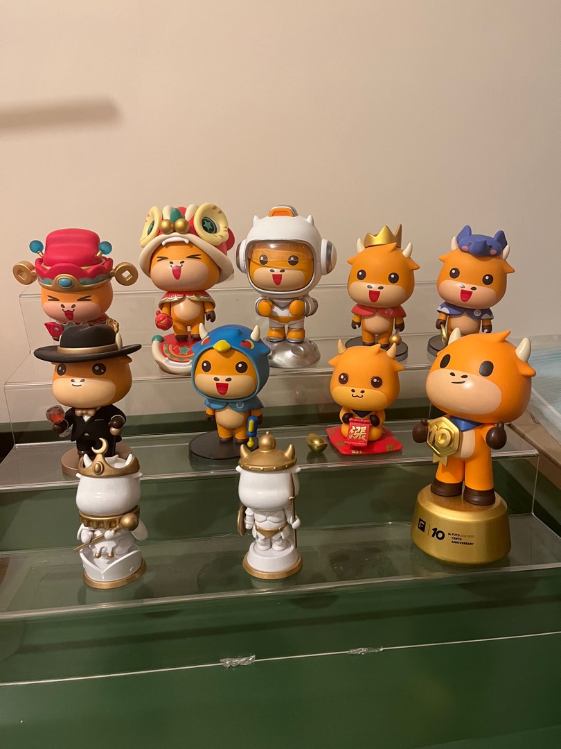 富途牛牛公仔 11 隻 連架, 興趣及遊戲, 玩具 & 遊戲類 - Carousell