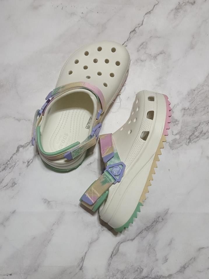 Crocs, Women's Fashion, Footwear, Flats & Sandals on Carousell