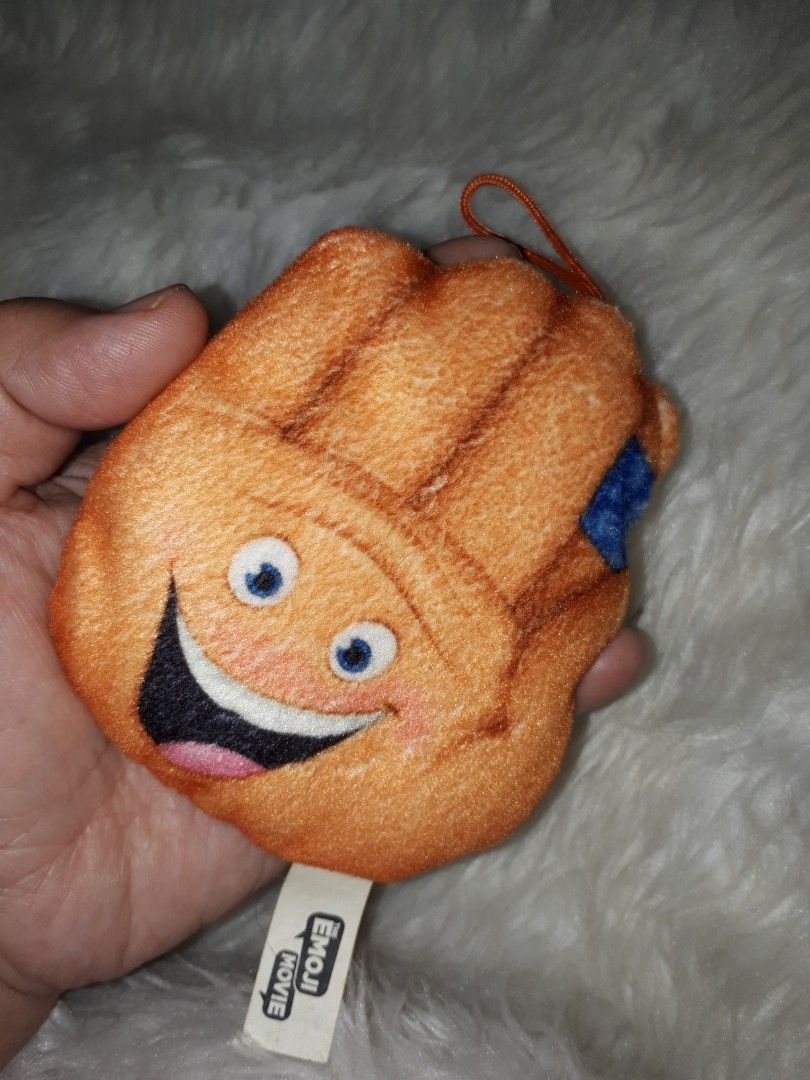 Hi 5 emoji keychain, Hobbies & Toys, Toys & Games on Carousell