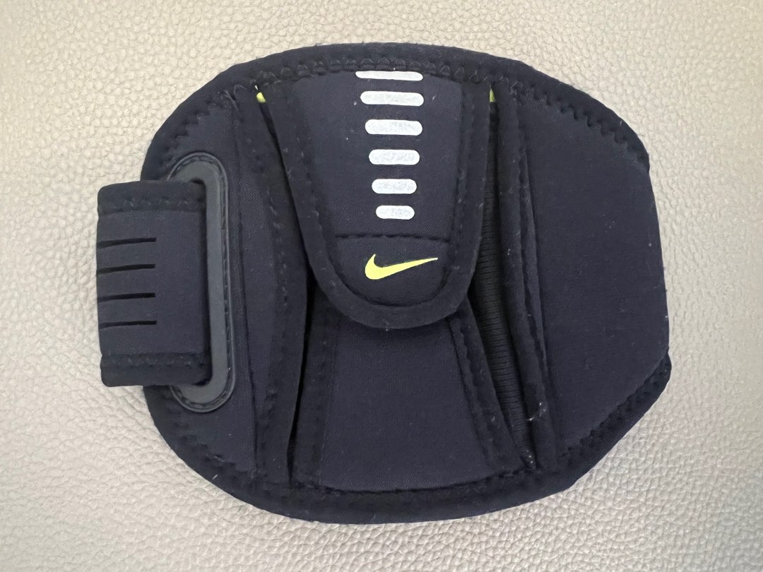 Nike Running Armband, 運動產品, 其他運動配件 - Carousell