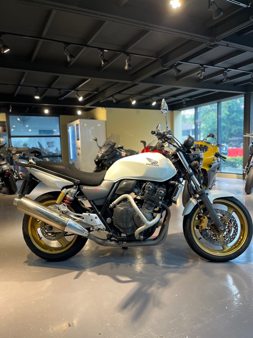 Pre Owned Honda CB400SF Revo, Motorcycles, Motorcycles for Sale, Class 2A on Carousell