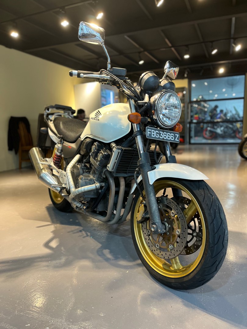 Pre Owned Honda CB400SF Revo, Motorcycles, Motorcycles for Sale, Class 2A on Carousell