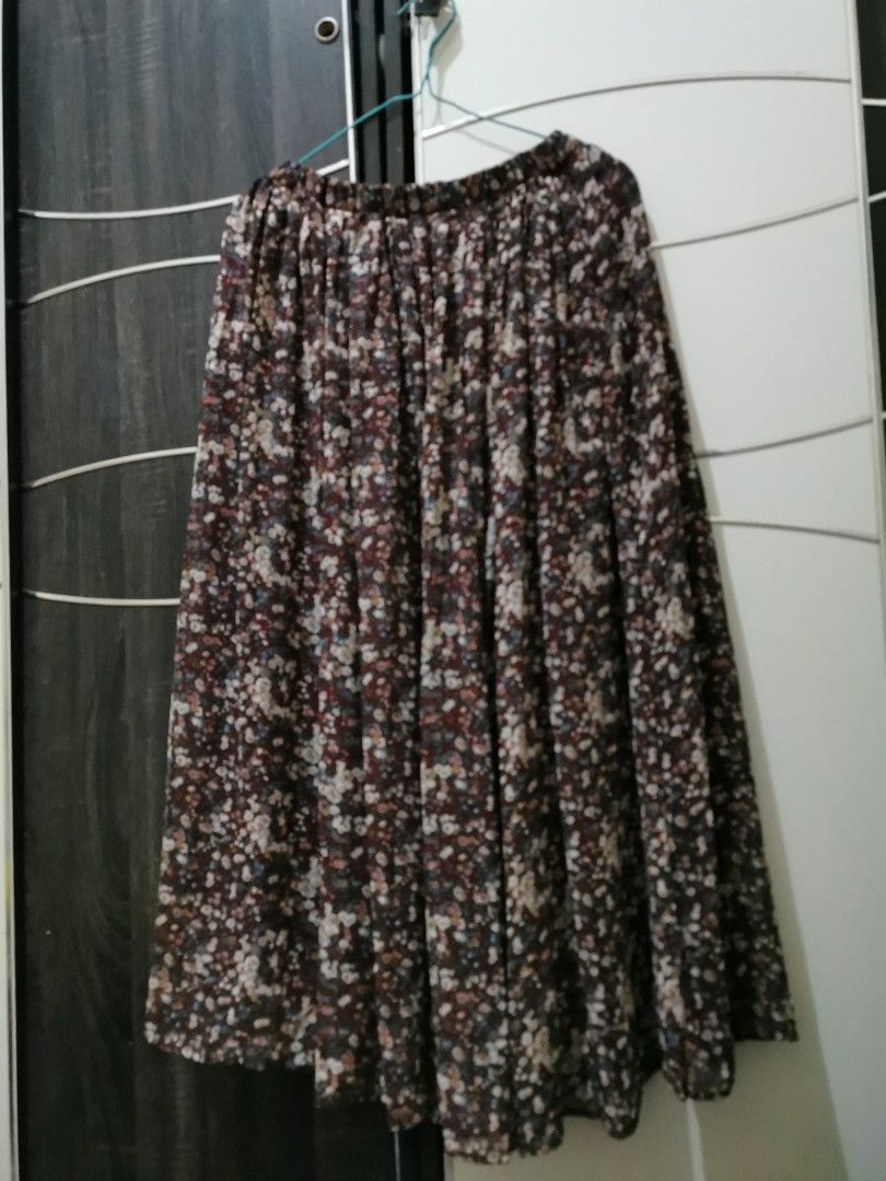 Rok Plisket bunga dasar maroon, Fesyen Wanita, Pakaian Wanita, Gaun ...