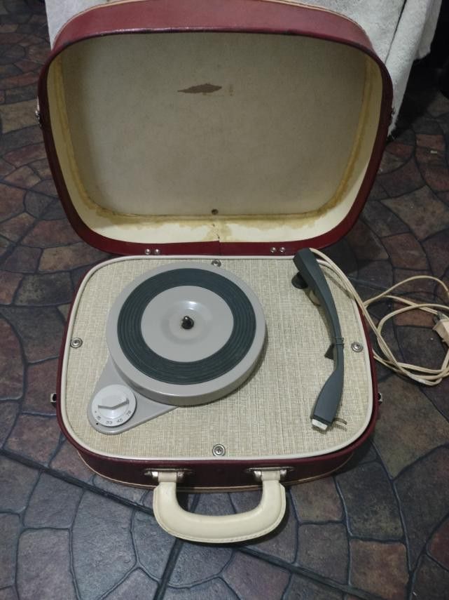 Vintage Retro Fidelity HF22 Portable Record Player, Hobbies & Toys ...