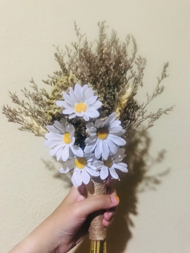 SEWA BUNGA TANGAN BUNGA PENGANTIN DAISY + DRIED FLOWERS, Women's ...