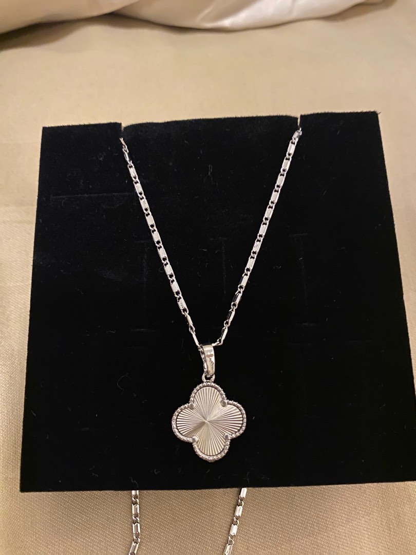 Clover VCA necklace with dancing chain, Women's Fashion, Jewelry ...