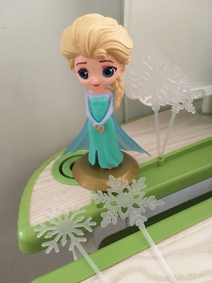 Elsa cake topper + snow flakes, Hobbies & Toys, Memorabilia ...