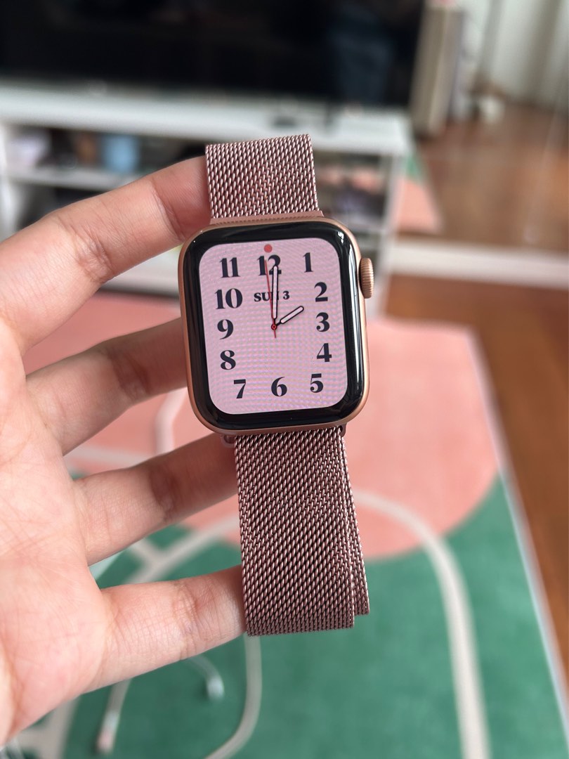 RARE Apple Watch SE Gold Rose Gold 40mm with Starlight Band on Carousell