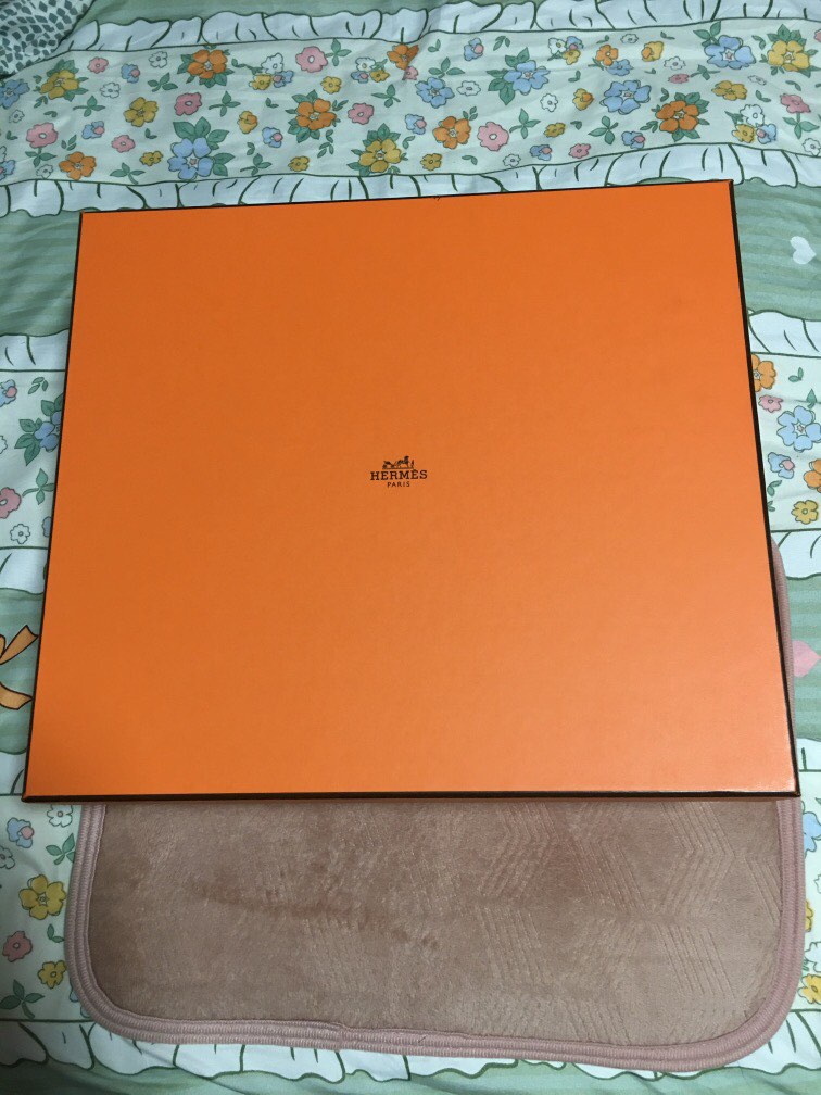 Hermes boxes, Announcements on Carousell