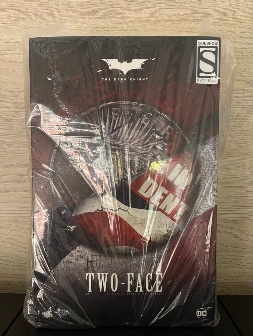 Hot toys TDK Two-Face MMS546 Sideshow Exclusive , Hobbies & Toys, Toys & Games on Carousell