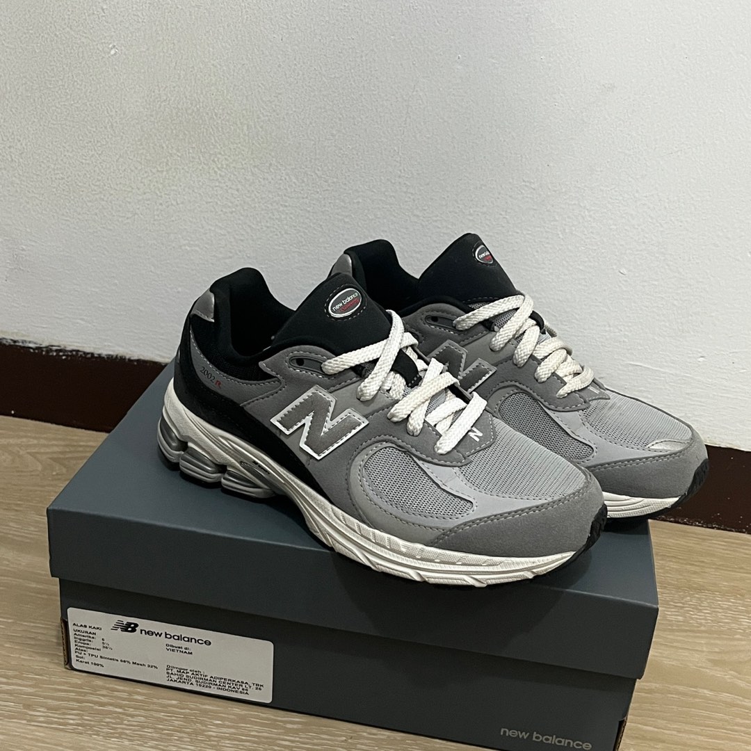 New Balance Running 2002r, Fesyen Wanita, Sepatu di Carousell
