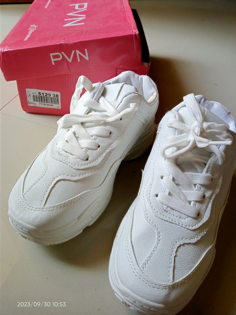 PVN Sepatu Putih, Fesyen Wanita, Sepatu di Carousell