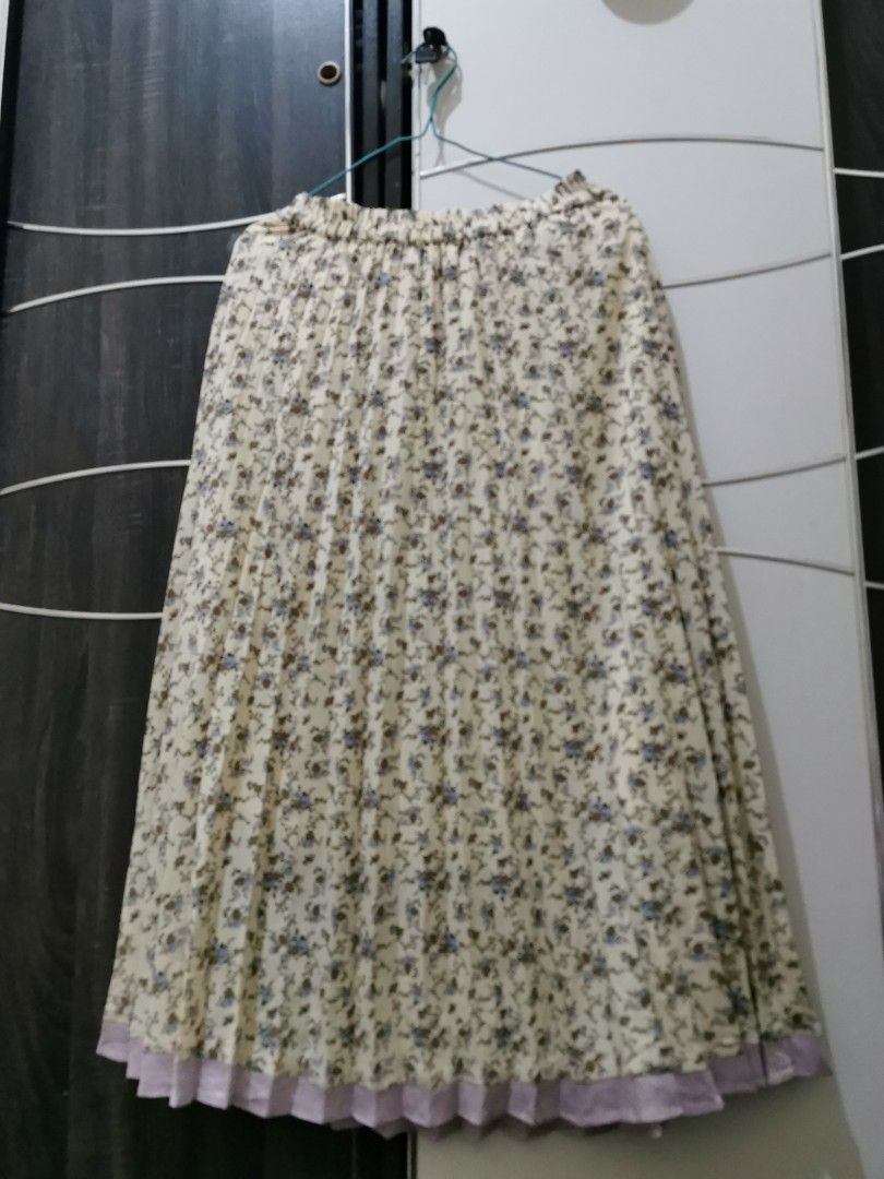 Rok Plisket bunga mix bludru, Fesyen Wanita, Pakaian Wanita, Gaun & Rok ...