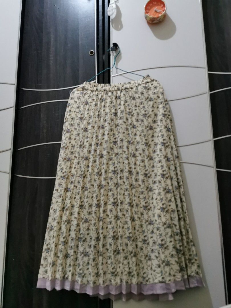 Rok Plisket bunga mix bludru, Fesyen Wanita, Pakaian Wanita, Gaun & Rok ...