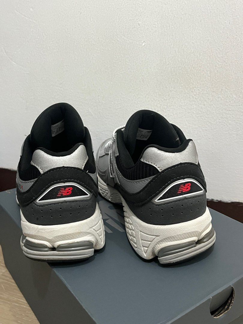 Sepatu New Balance 2002r, Fesyen Pria, Sepatu , Sneakers di Carousell
