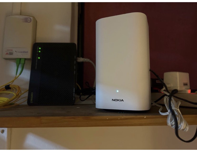 Starhub 1 gbps fibre broadband with 2 Nokia wifi beacon for connection ...