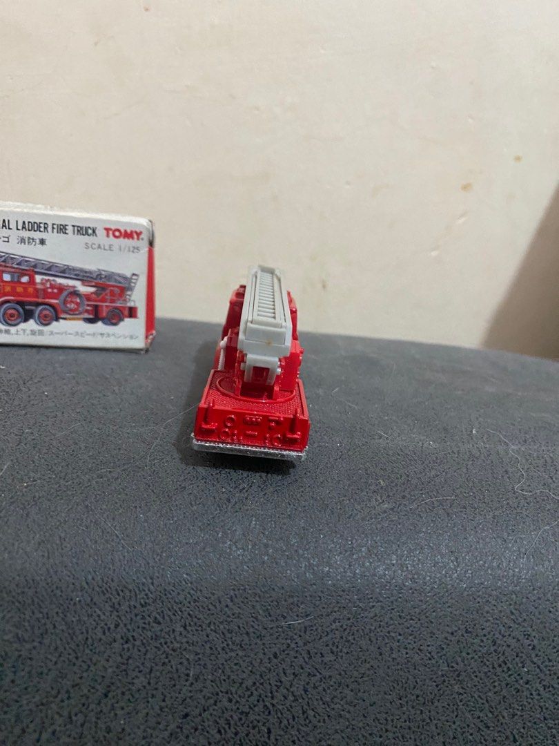 Tomy car 29 Hino aerial ladder fire truck, 兒童＆孕婦用品, 嬰兒玩具 - Carousell