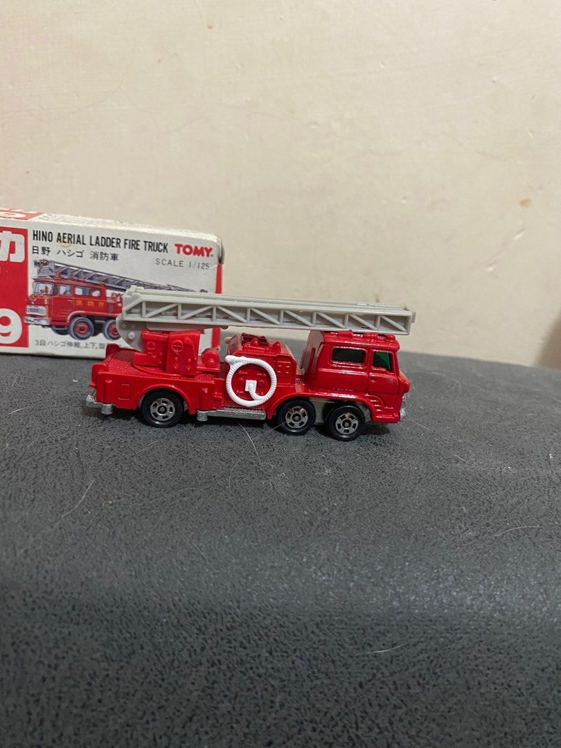 Tomy car 29 Hino aerial ladder fire truck, 兒童＆孕婦用品, 嬰兒玩具 - Carousell