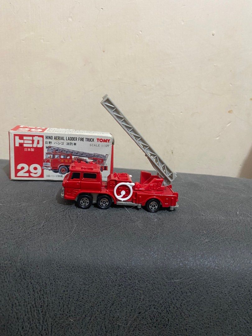 Tomy car 29 Hino aerial ladder fire truck, 兒童＆孕婦用品, 嬰兒玩具 - Carousell