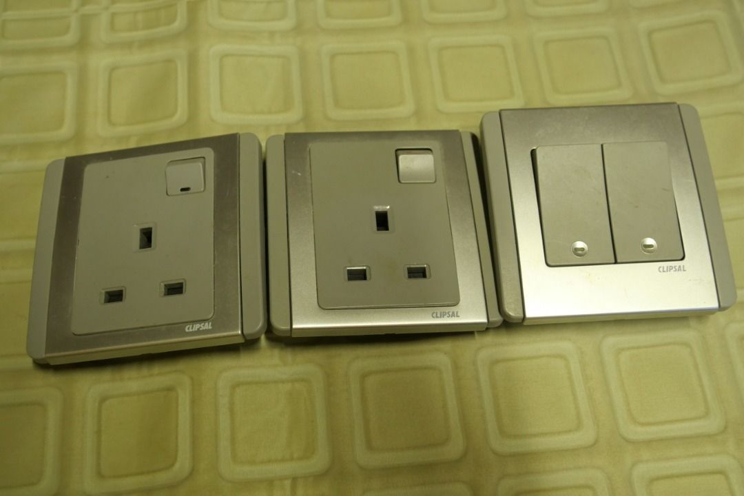 舊 Clipsal 奇勝 (現Schneider 施耐德) E3000系列 灰色 13A插蘇面板2個 + 2位開關 1個, 家庭電器, 轉插器 ...