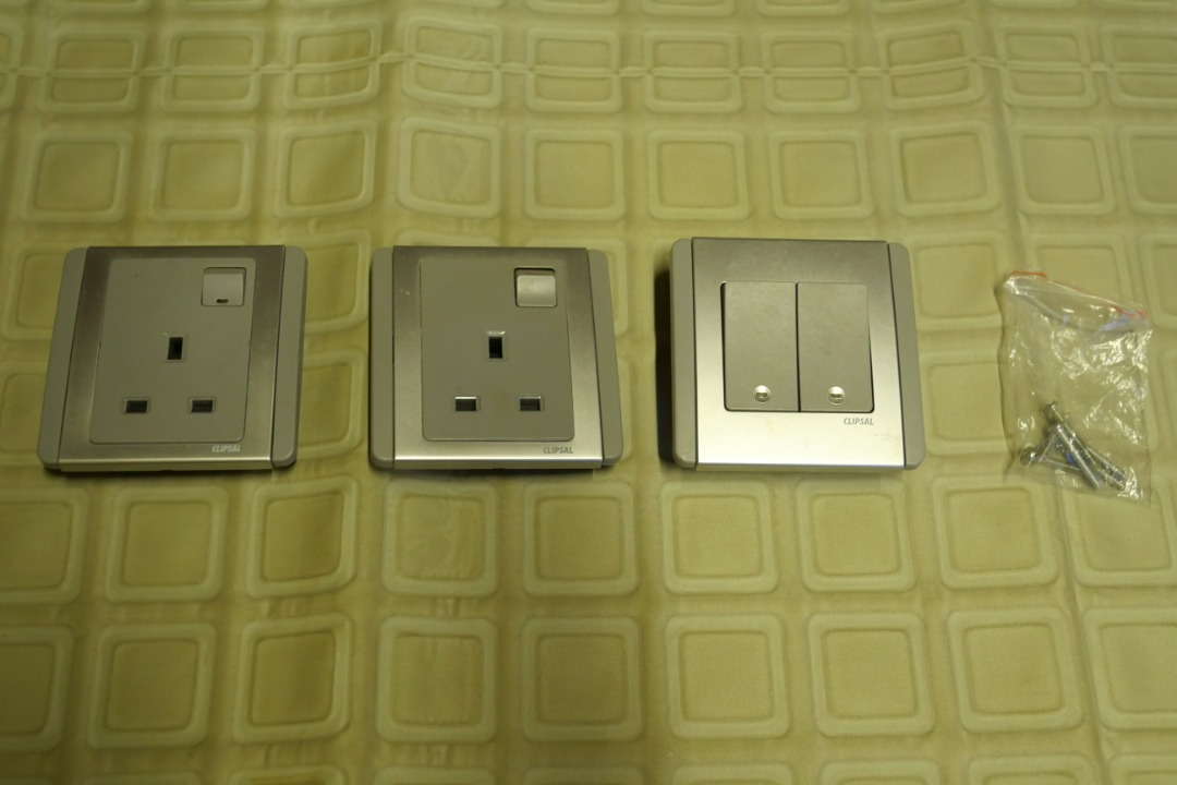 舊 Clipsal 奇勝 (現Schneider 施耐德) E3000系列 灰色 13A插蘇面板2個 + 2位開關 1個, 家庭電器, 轉插器 ...
