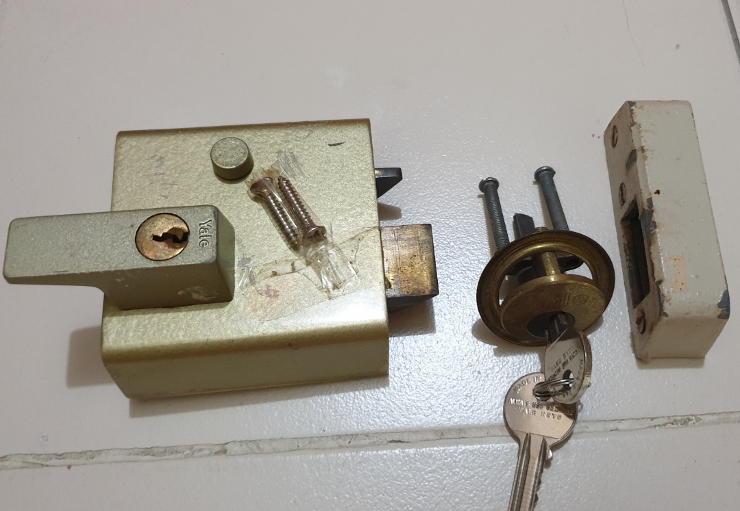 Durable trusted Yale Brand Door Lock with Keys and screws, Furniture ...