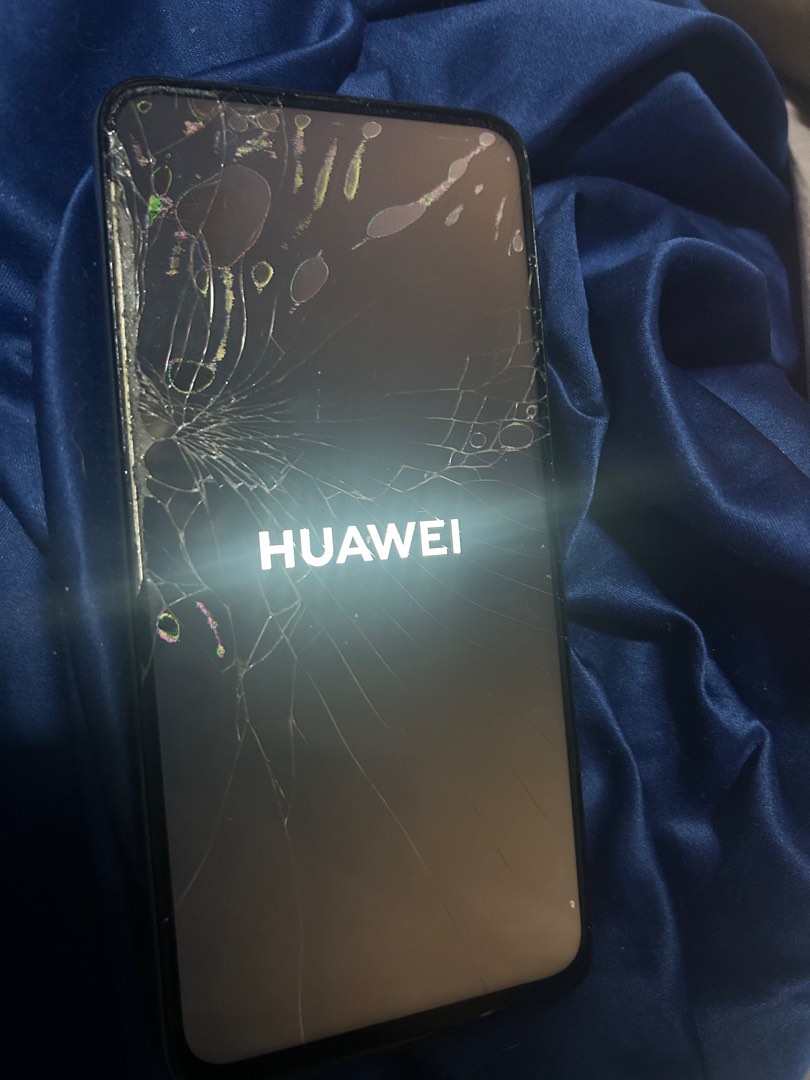 Huawei Y9s crack screen on Carousell