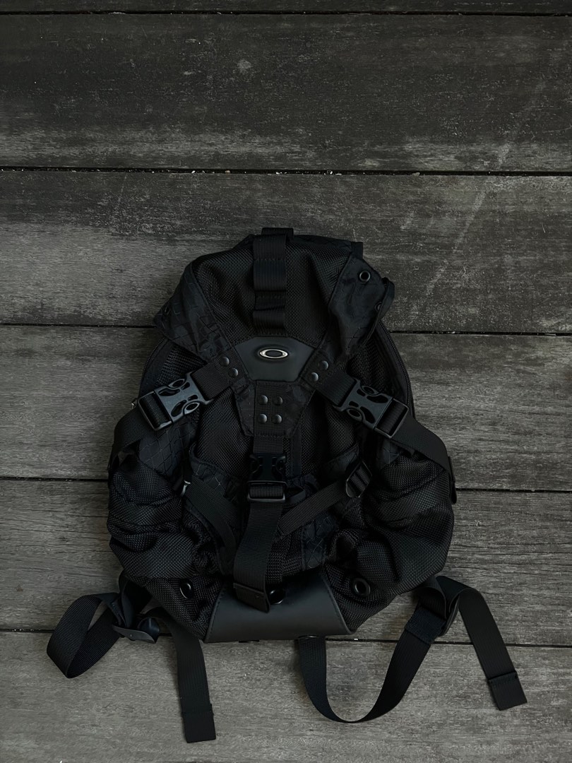 Oakley icon 2.0mini, Men's Fashion, Bags, Backpacks on Carousell