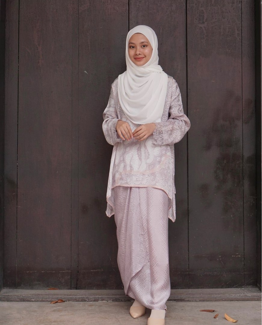 pario with buttons, Women's Fashion, Muslimah Fashion, Baju Kurung ...