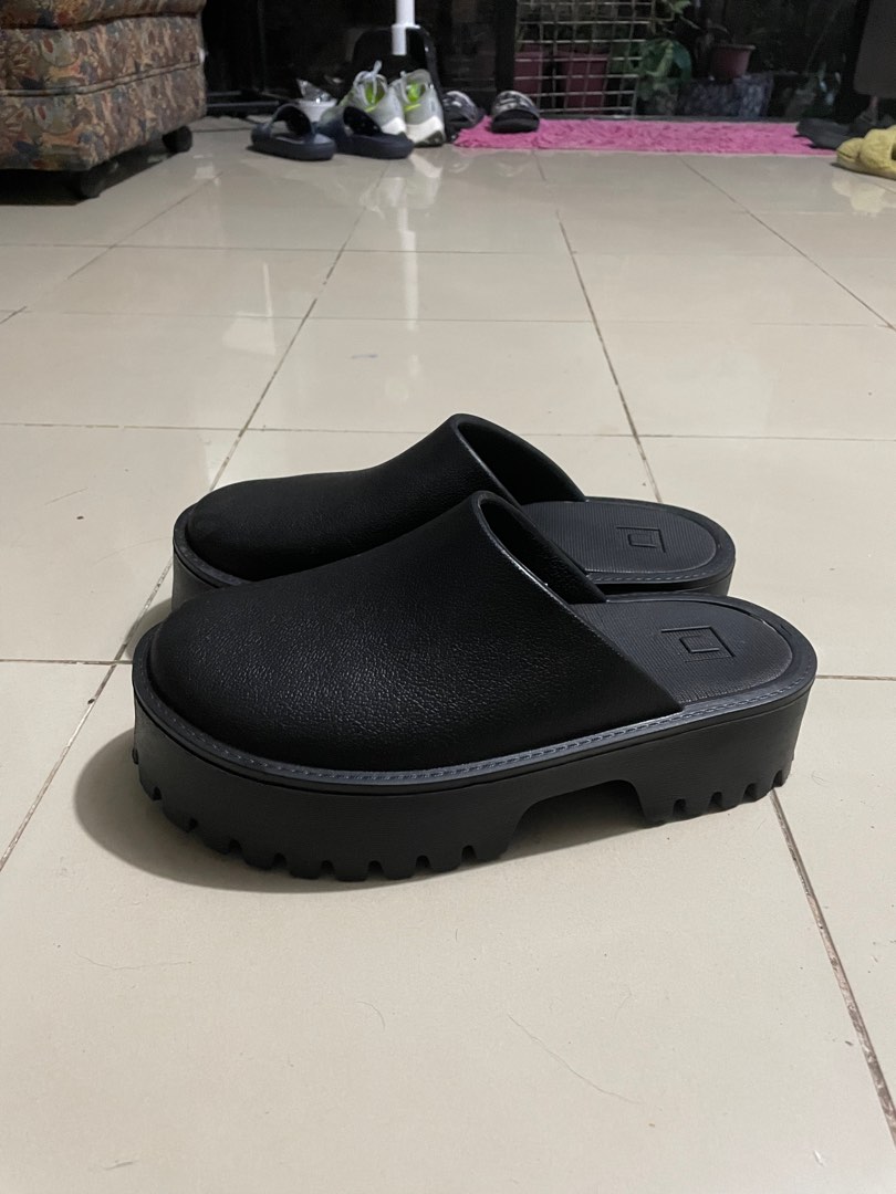 Penshoppe Chunky All Rubber Clogs on Carousell