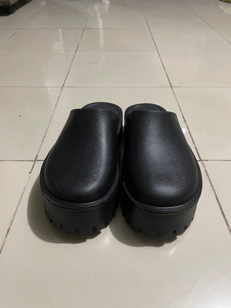 Penshoppe Chunky All Rubber Clogs on Carousell