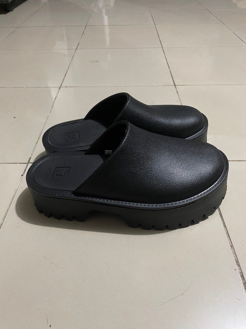 Penshoppe Chunky All Rubber Clogs on Carousell
