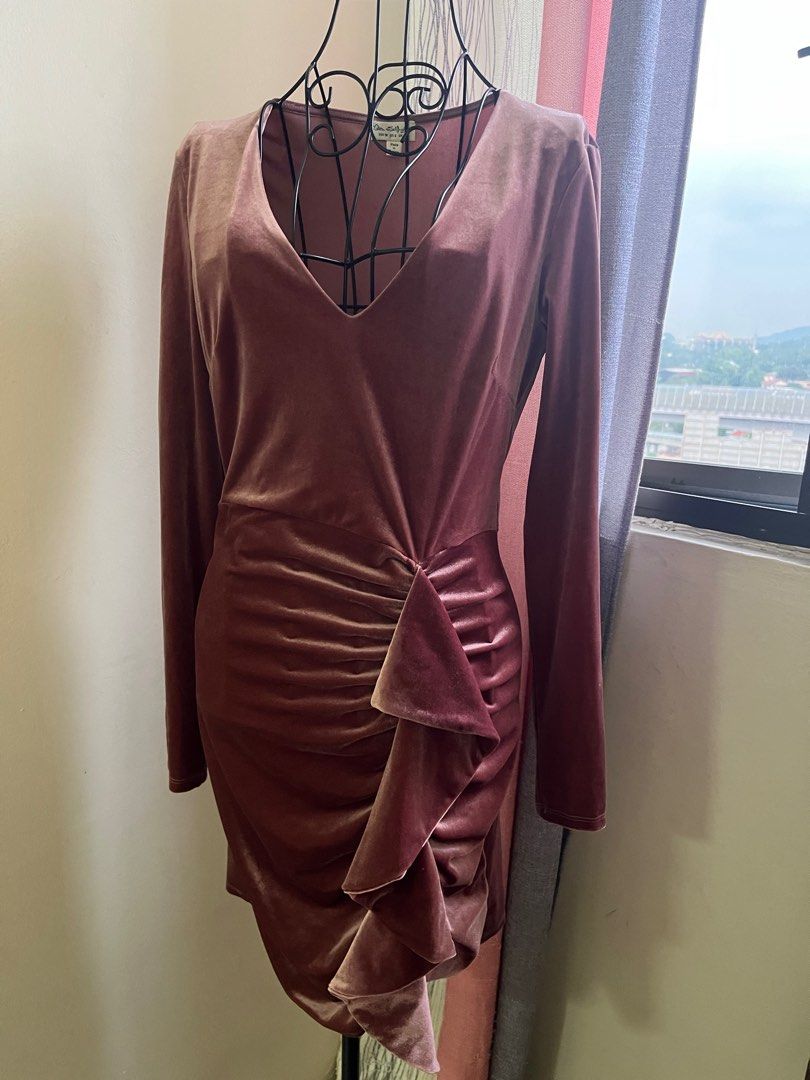 Velvet body hugging dress, Women's Fashion, Dresses & Sets, Dresses on ...