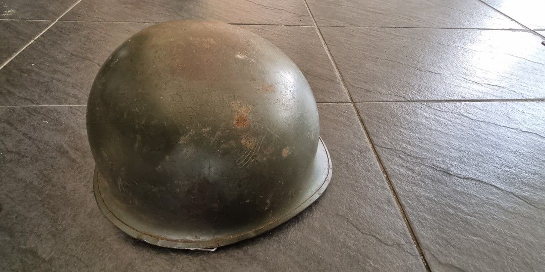 Vintage British Malaya Army Askar Helmet Besi bsa pisau zippo, Hobbies ...