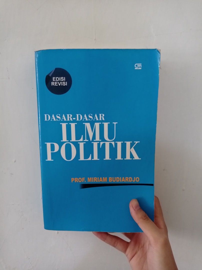 Buku Dasar dasar Ilmu Politik karya Prof Miriam Budiarjo, Buku & Alat Tulis, Buku di Carousell