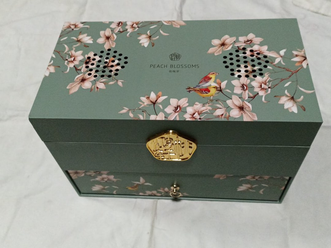 Parkroyal Hotel Mooncake Box , Women's Fashion, Jewelry & Organisers ...