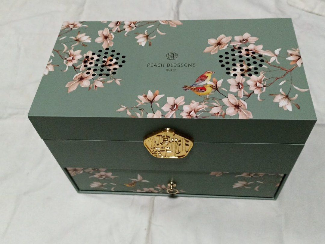 Parkroyal Hotel Mooncake Box , Women's Fashion, Jewelry & Organisers ...