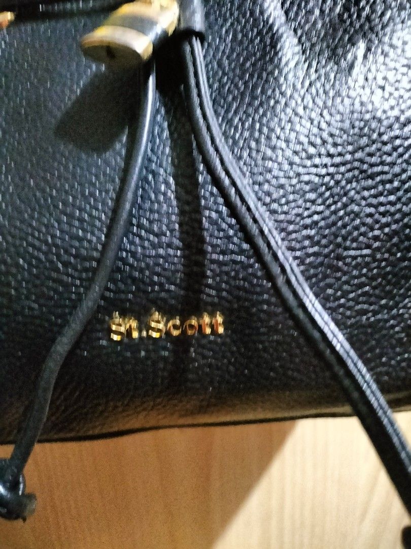 St. Scott sling serut, Fesyen Wanita, Tas & Dompet di Carousell