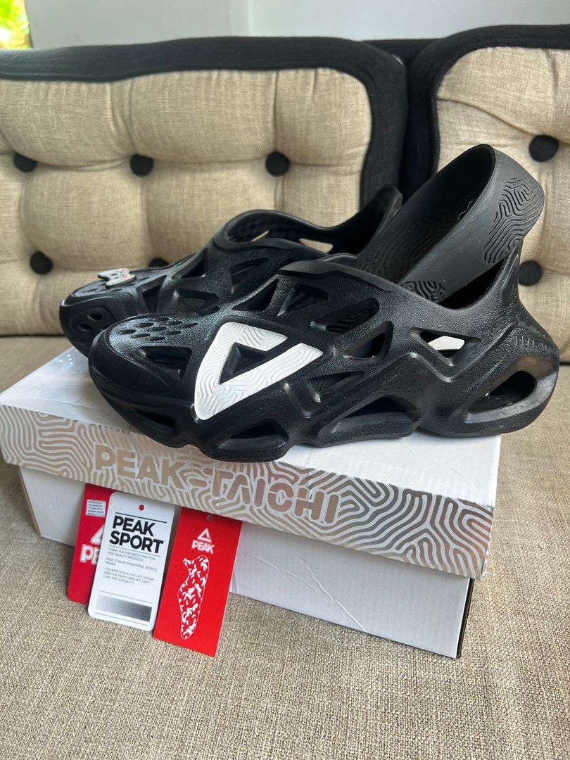 Peak taichi Clogs on Carousell