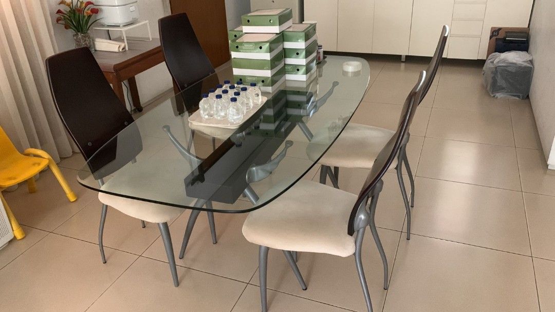 Set meja makan kaca + 4 kursi Cellini, Perabotan Rumah di Carousell