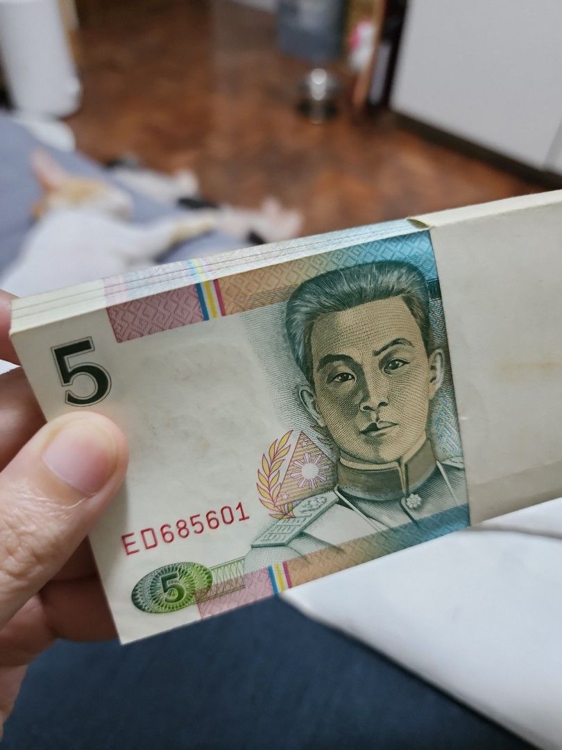 Uncirculated Emilio Aguinaldo 5 Peso Bills on Carousell
