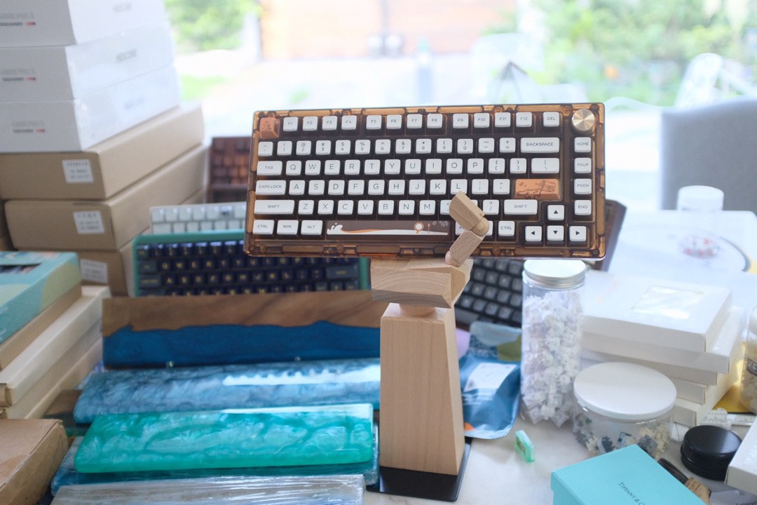 Custom Wooden Keyboards, Keycaps, Switches, and wrist rests on Carousell