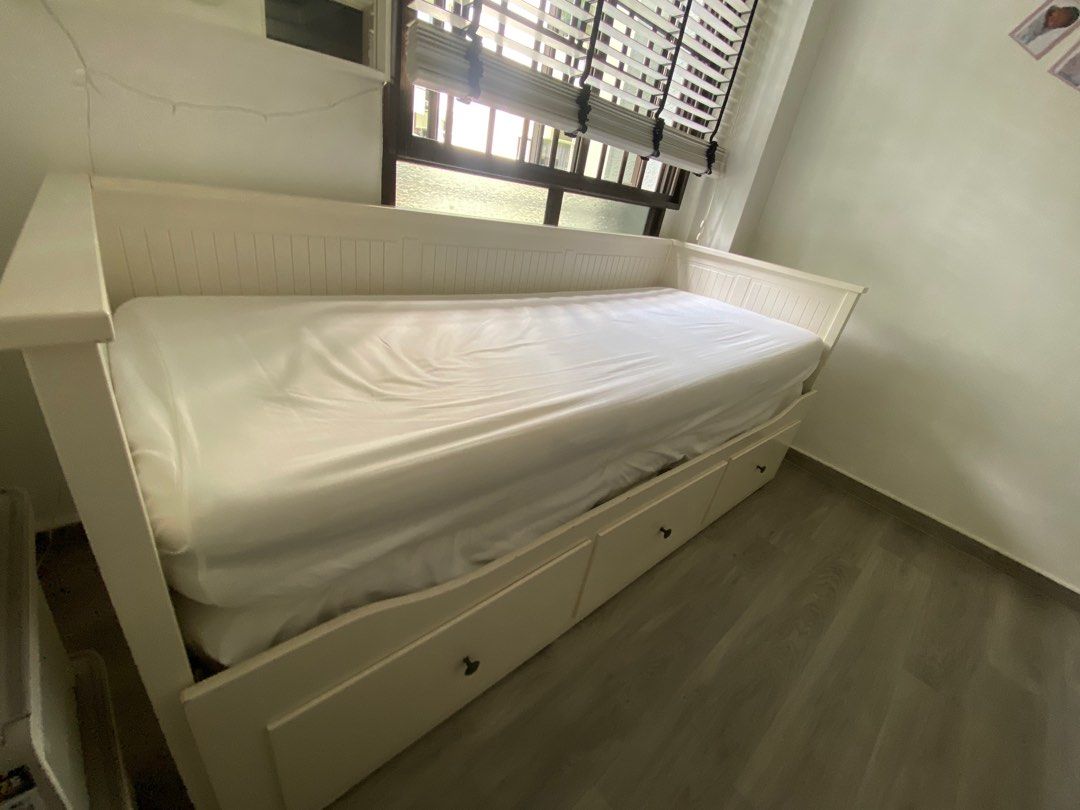 Day bed, Furniture & Home Living, Furniture, Sofas on Carousell