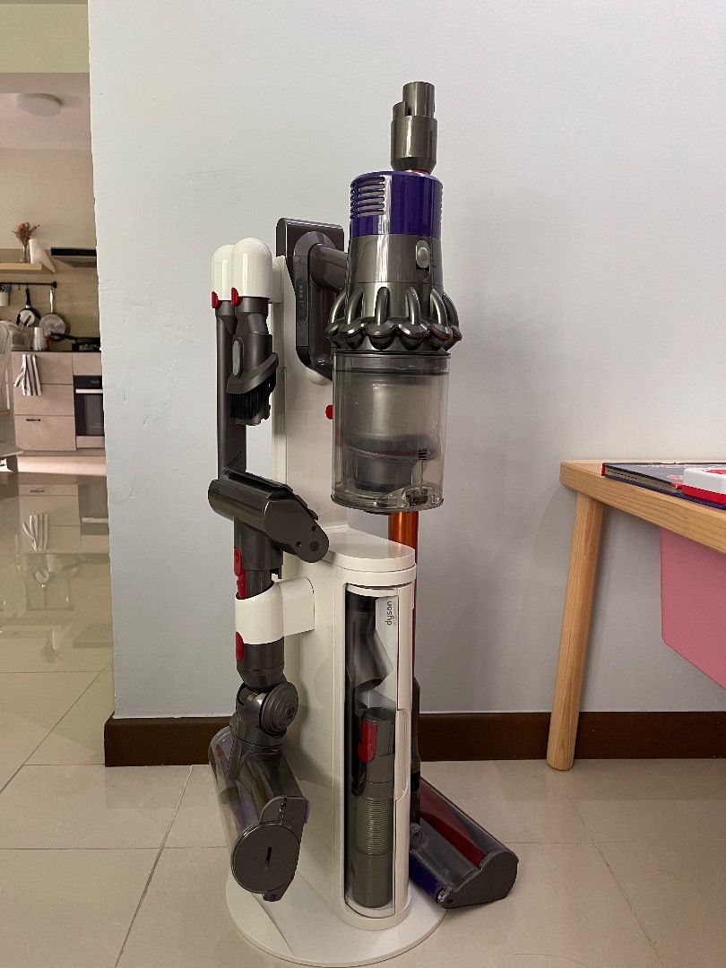 DYSON CYCLONE V10 DOK, TV & Home Appliances, Vacuum Cleaner & Housekeeping on Carousell