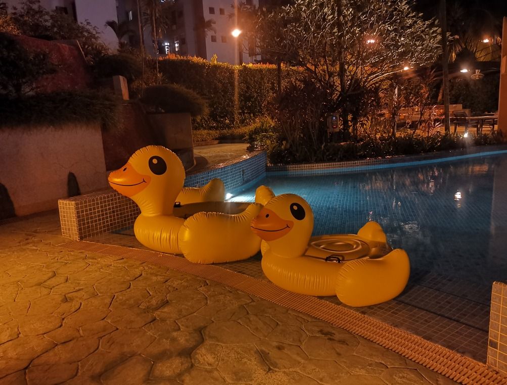 Intex Mega Yellow Duck, Inflatable Island, 87" X 87" X 48", Hobbies ...