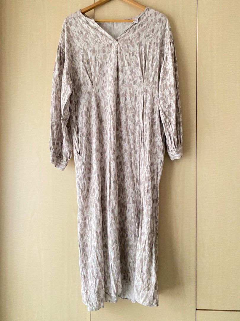 日系專櫃 LEPSIM 淺米色圖樣V領胸前打折長版洋裝, 她的時尚, 洋裝＆套裝, 洋裝在旋轉拍賣