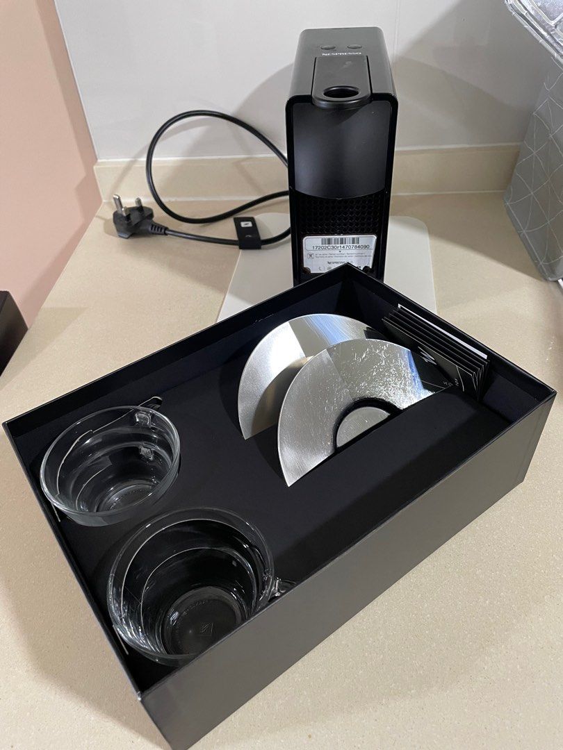 Nespresso Coffee Machine & set of cappuccino cups, TV & Home Appliances ...