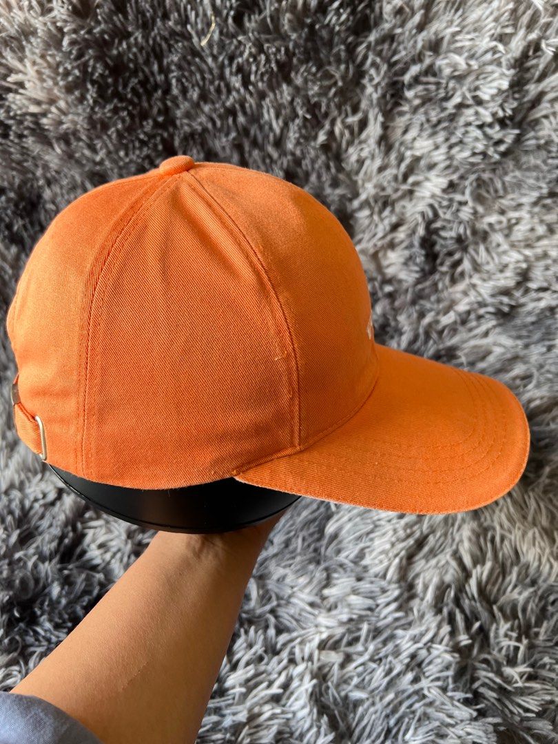 Topi Caps Oren Volvo, Fesyen Pria, Aksesoris, Topi di Carousell