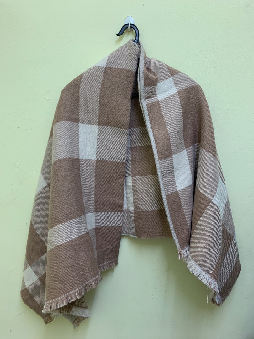 Uniqlo 2 Way Stole, Women's Fashion, Coats, Jackets and Outerwear on ...